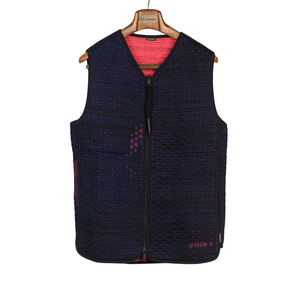 BYBORRE Reversible vest in deep blue and coral – No Man Walks Alone